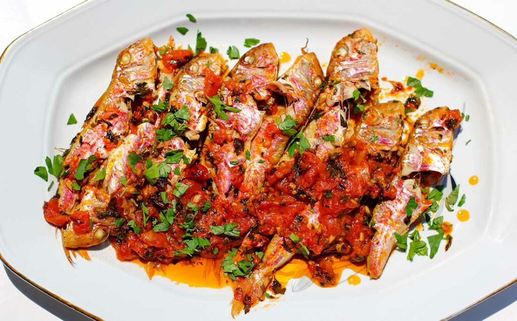 Triglie alla livornese: Rotbarben mit Tomatensauce | Rezept